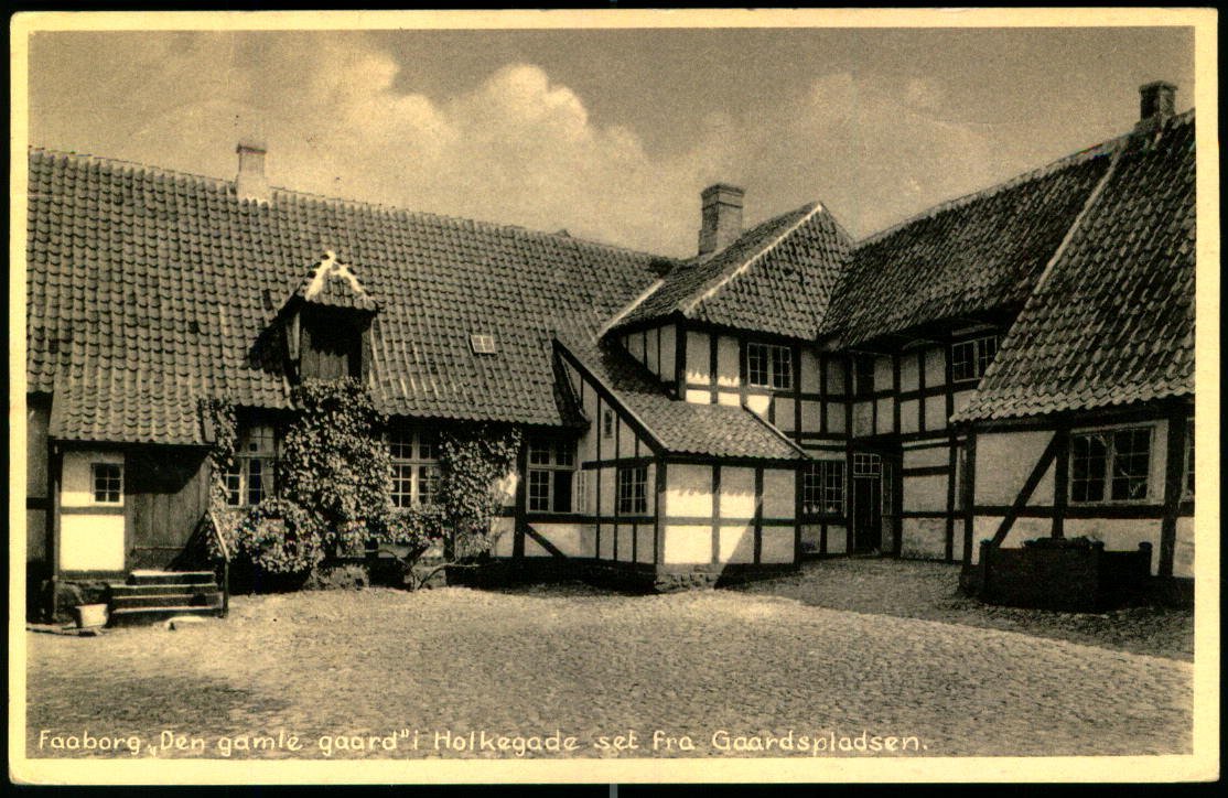 Faaborg - "Den gamle Gaard" i Holkegade set fra Gaardspladsen - Eneret 77234 - Brugt - 5600 ...